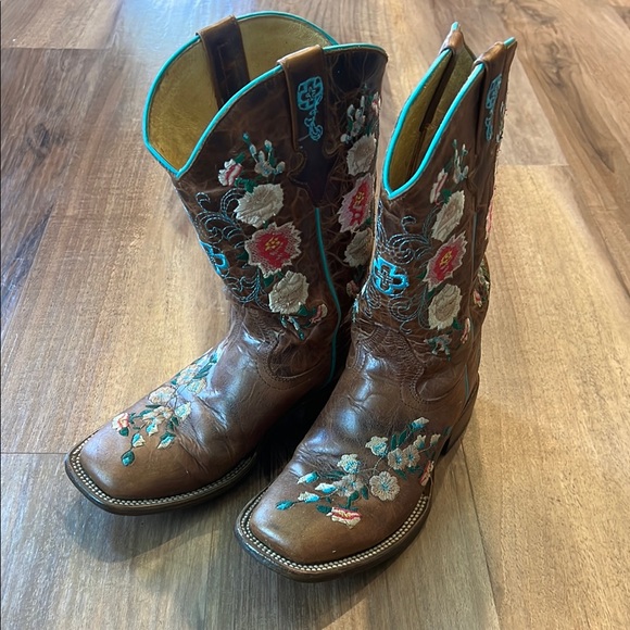 Macie Bean | Shoes | Macie Bean Girls The Floral Embroidered Brown ...